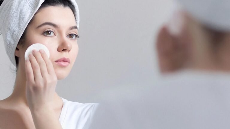 How To Use Face Toner: A Beginner's Guide
