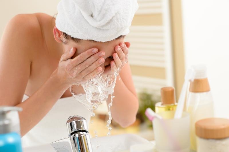 How To Use Cleanser: A Beginner's Guide